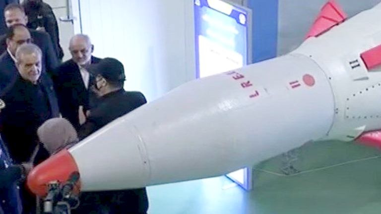 Iranin vallankumouskaarti väittää osuneensa USS Lincolniin kolmella ...